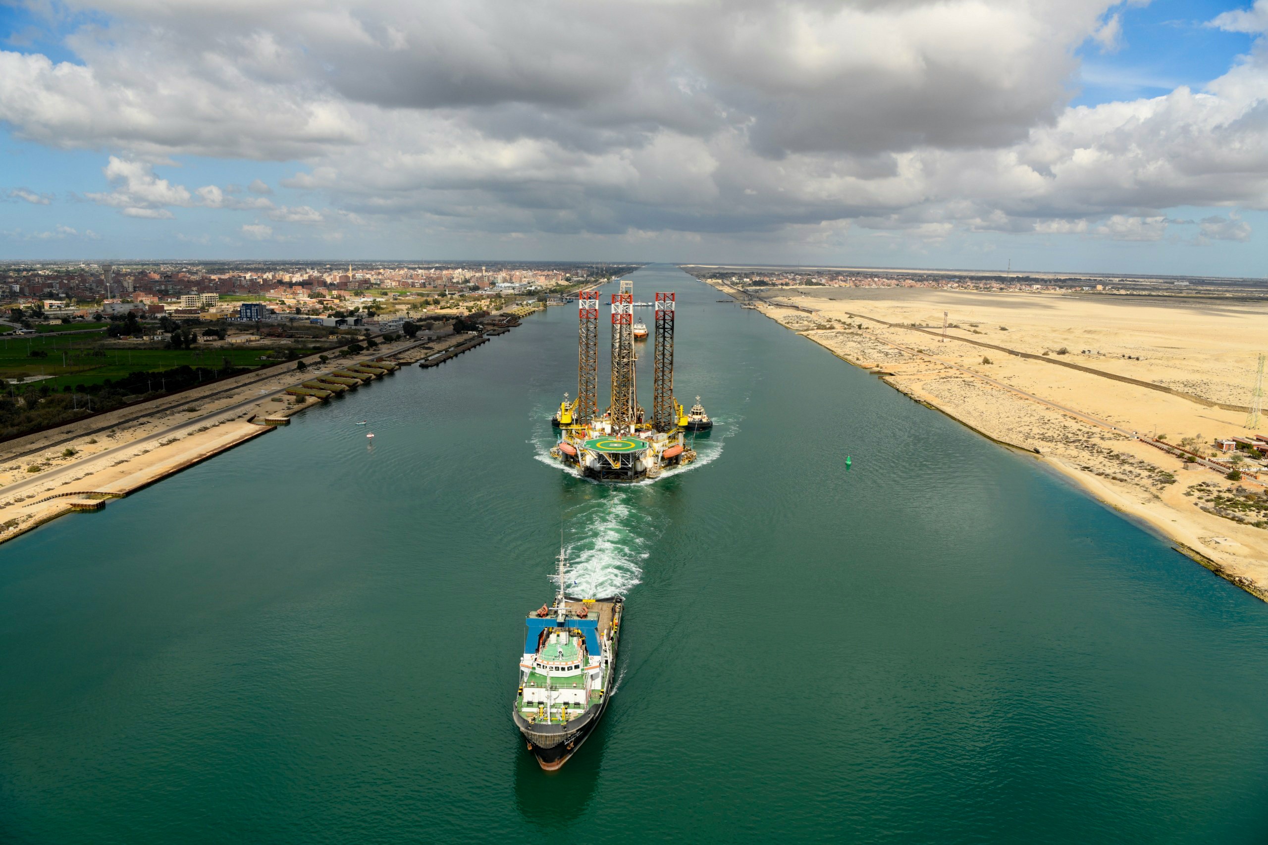Suez Canal Authority successfully navigates large rig - VesselFinder