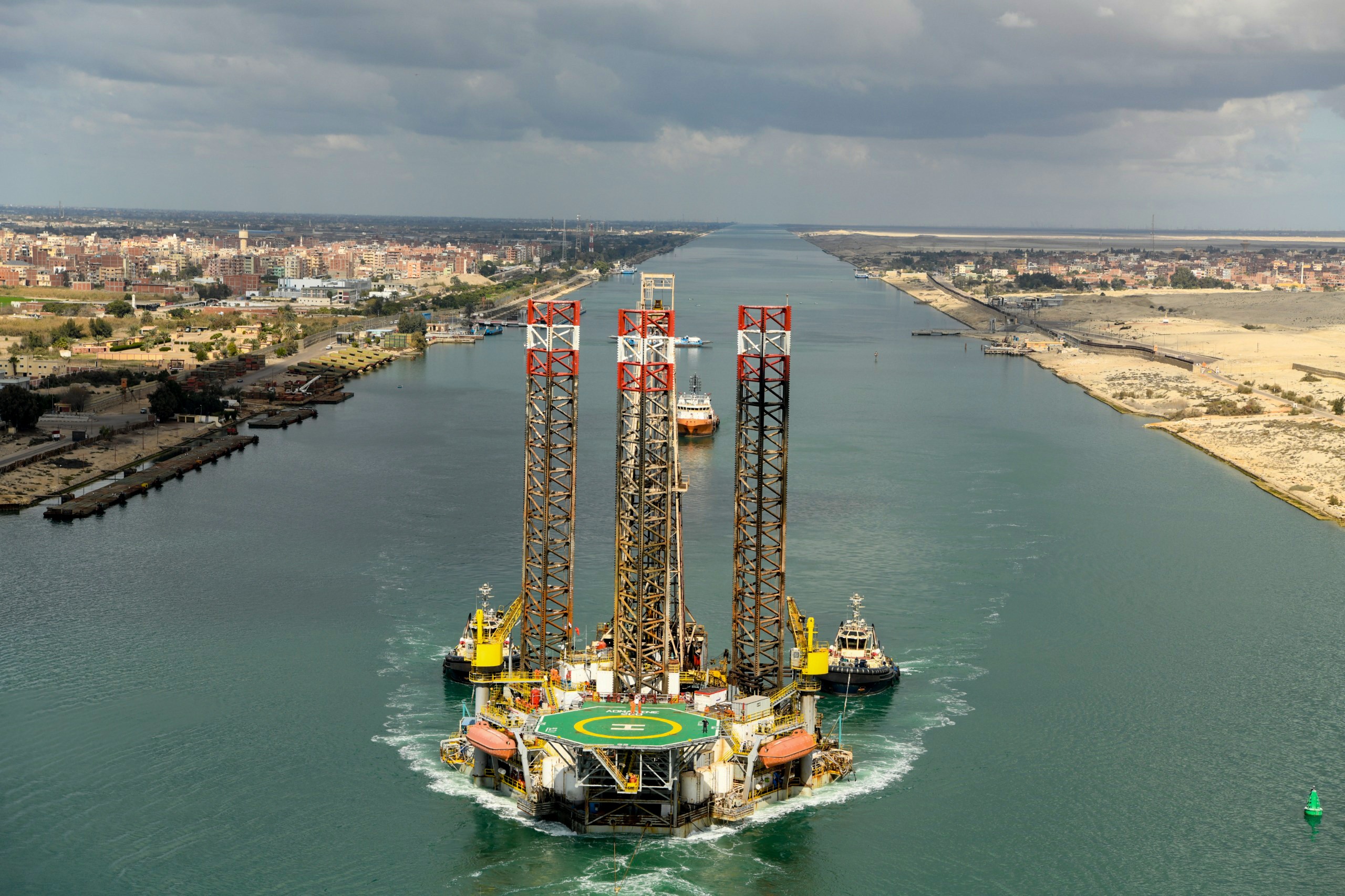 Suez Canal Authority successfully navigates large rig - VesselFinder