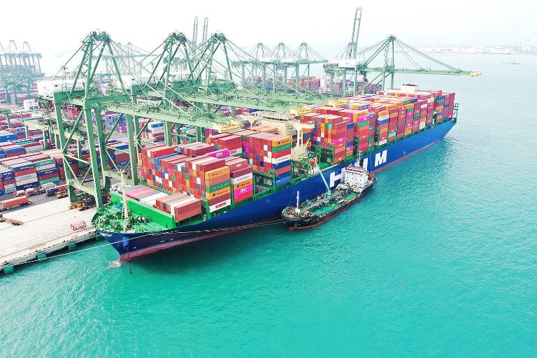 Containership HMM Nuri fully laden on maiden voyage - VesselFinder