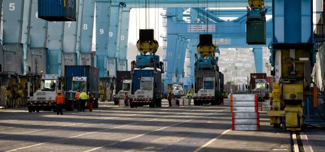 New world record set by APM Terminals Pier 400 - VesselFinder