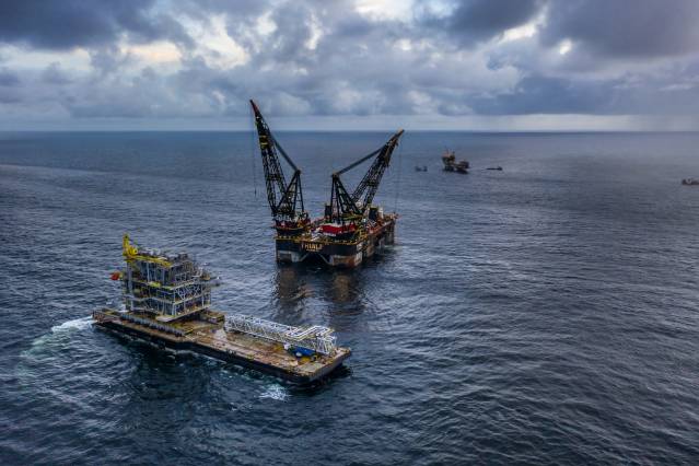 Thialf successfully installs the Cassia Compression platform - VesselFinder