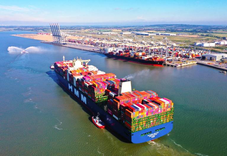 UK debut on the Thames for World’s biggest container ship - VesselFinder