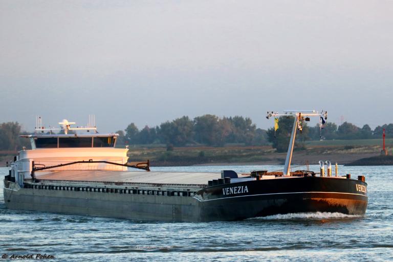 VENEZIA, Cargo ship - Details and current position - MMSI 205412690 ...