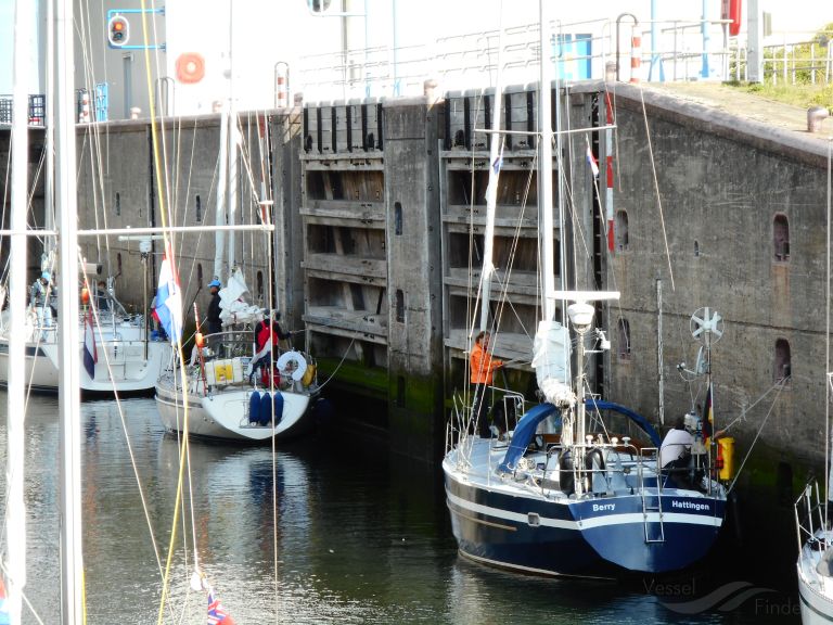 BERRY, Pleasure craft - Details and current position - MMSI 211669610 ...