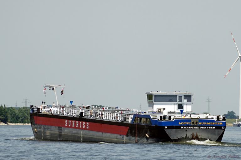 Free AIS Ship Tracking of Marine Traffic - VesselFinder