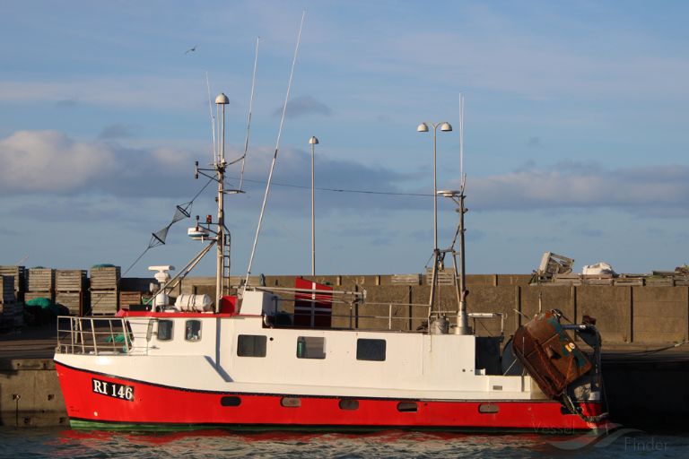 HM 373 MERLE, Fishing vessel - Details and current position - MMSI ...