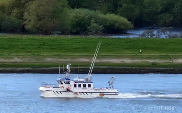 SHORE PRESENCE, Dredging or UW ops - Details and current position ...