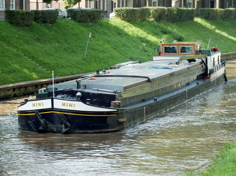 MINI, Cargo ship - Details and current position - MMSI 244710185 ...