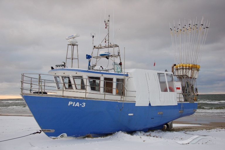 PIA 3, Fishing vessel - Details and current position - MMSI 261027530 ...