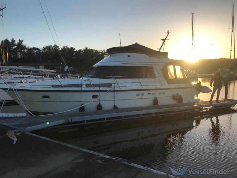 CAPRIZE, Pleasure craft - Details and current position - MMSI 265807640 ...