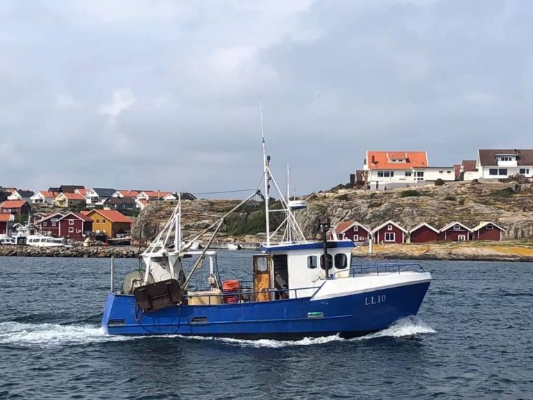 LL10 ELLA, Fishing vessel - Details and current position - MMSI ...