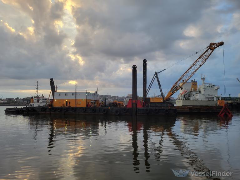 CRANE MASTER, Dredging or UW ops - Details and current position - MMSI ...