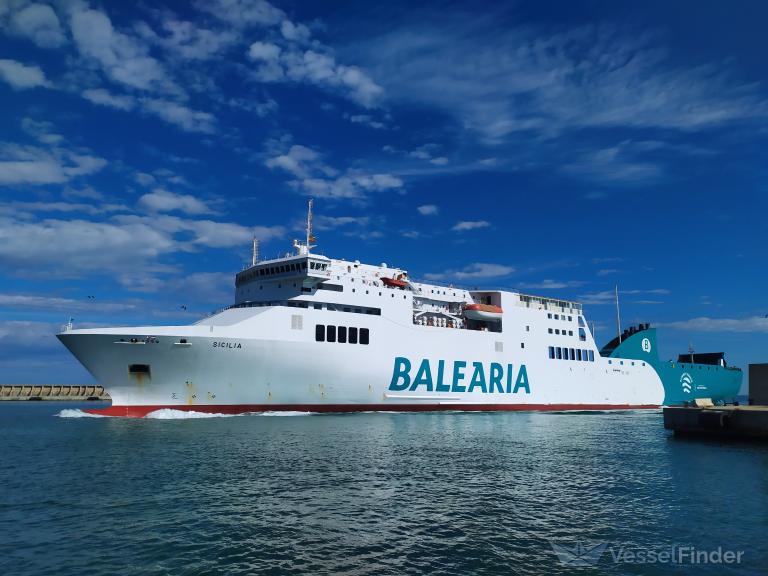 Barco A Sicilia El Magnate Mike Lynch Y Su Hija, Entre Los