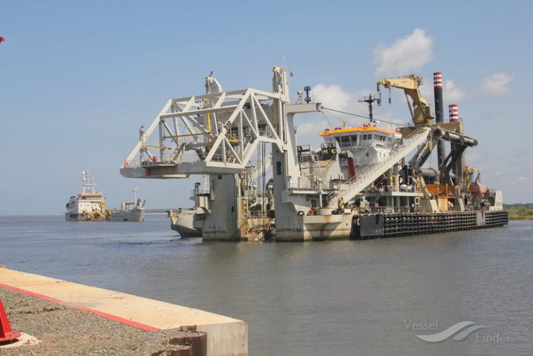 IBN BATTUTA, Dredger - Details and current position - IMO 9448970 ...