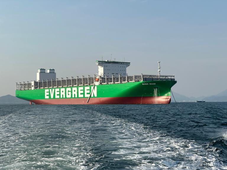 Ship Photos - VesselFinder